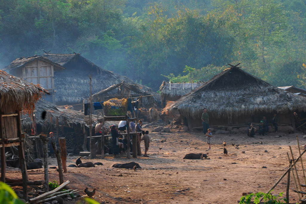 CHENG Xiao: Chinese Akha people living 150 kilometers aboard - The Eye ...