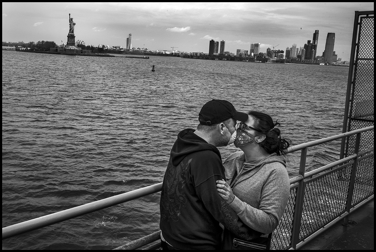 Peter Turnley : The Human Face of Covid-19-New York City - The Eye of ...