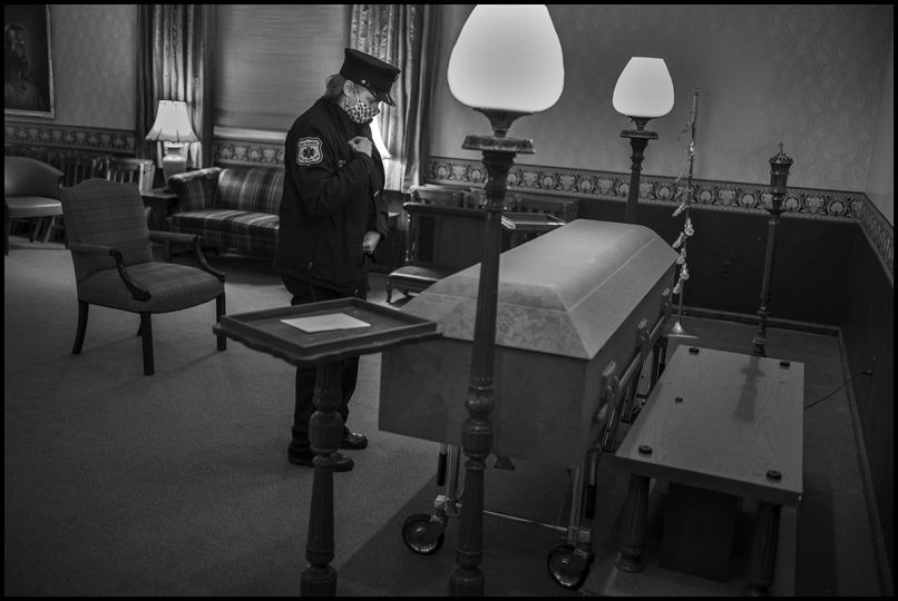 Peter Turnley : The Human Face of Covid-19-New York City - The Eye of ...