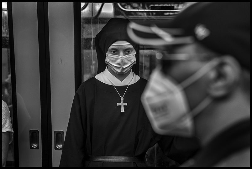 Peter Turnley : A New York-Paris Visual Diary - The Human Face of Covid ...