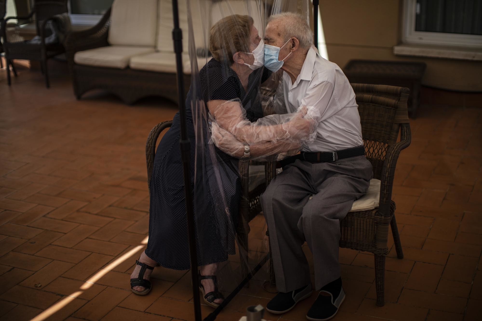 AP wins 2 Pulitzers for Photos of pandemic pain, US unrest - The Eye of ...