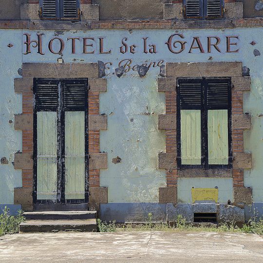 Franck Delautre : Orphan Shop Windows - The Eye of Photography Magazine