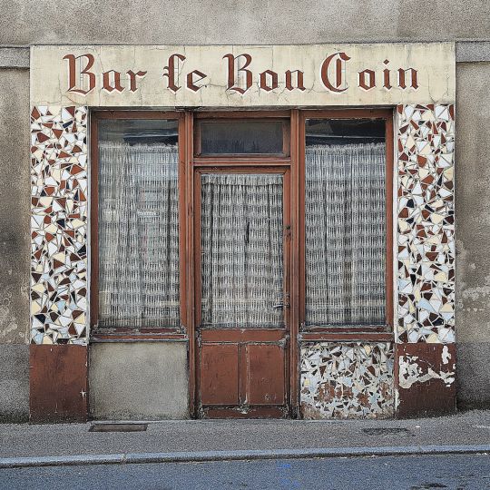 Franck Delautre : Orphan Shop Windows - The Eye of Photography Magazine